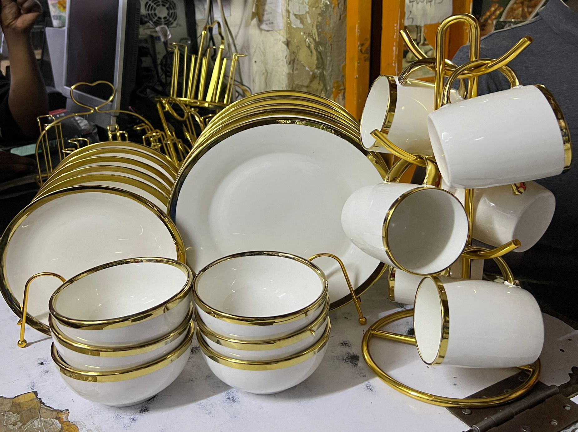 Best price for 24 pcs gold line dinner set This dinner set is a ...